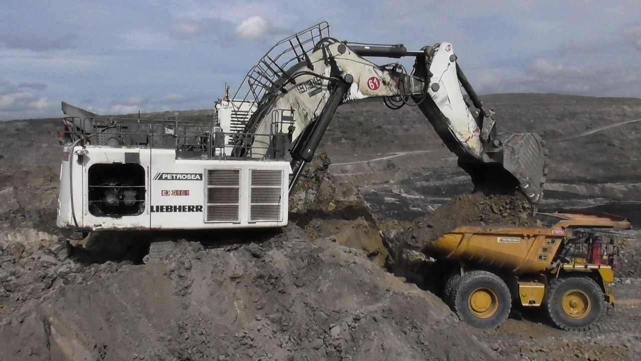 INSANE Power! Liebherr R9350 Excavator Loading Huge Dump Trucks - YouTube