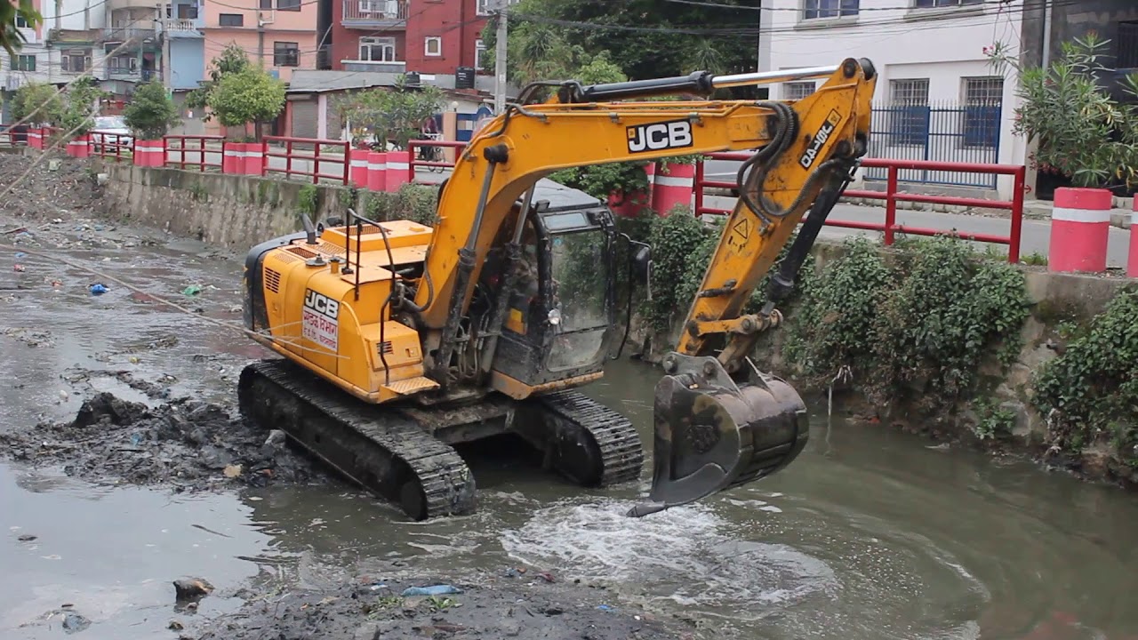 Amazing JCB Lady Driver Showing Some Amazing Woking Stunt In River Side ...