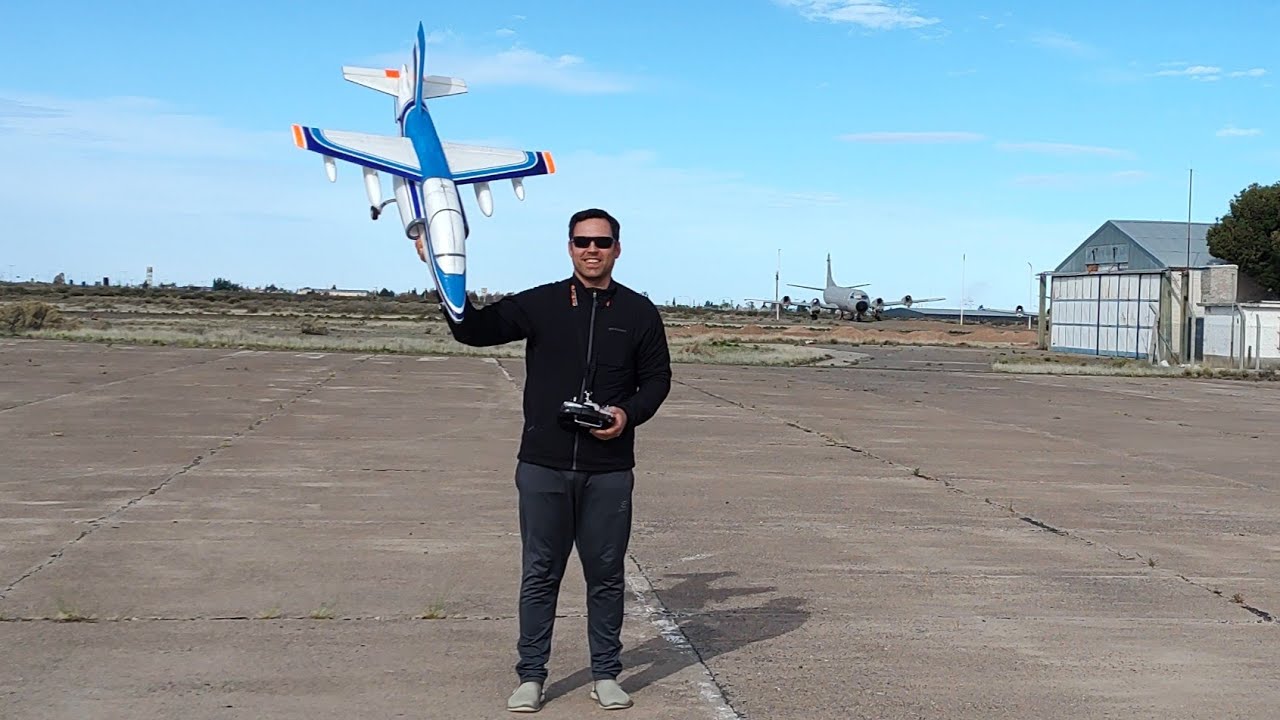 Prueba de Pilones con tanques auxiliares Avión jet EDF Rc - YouTube