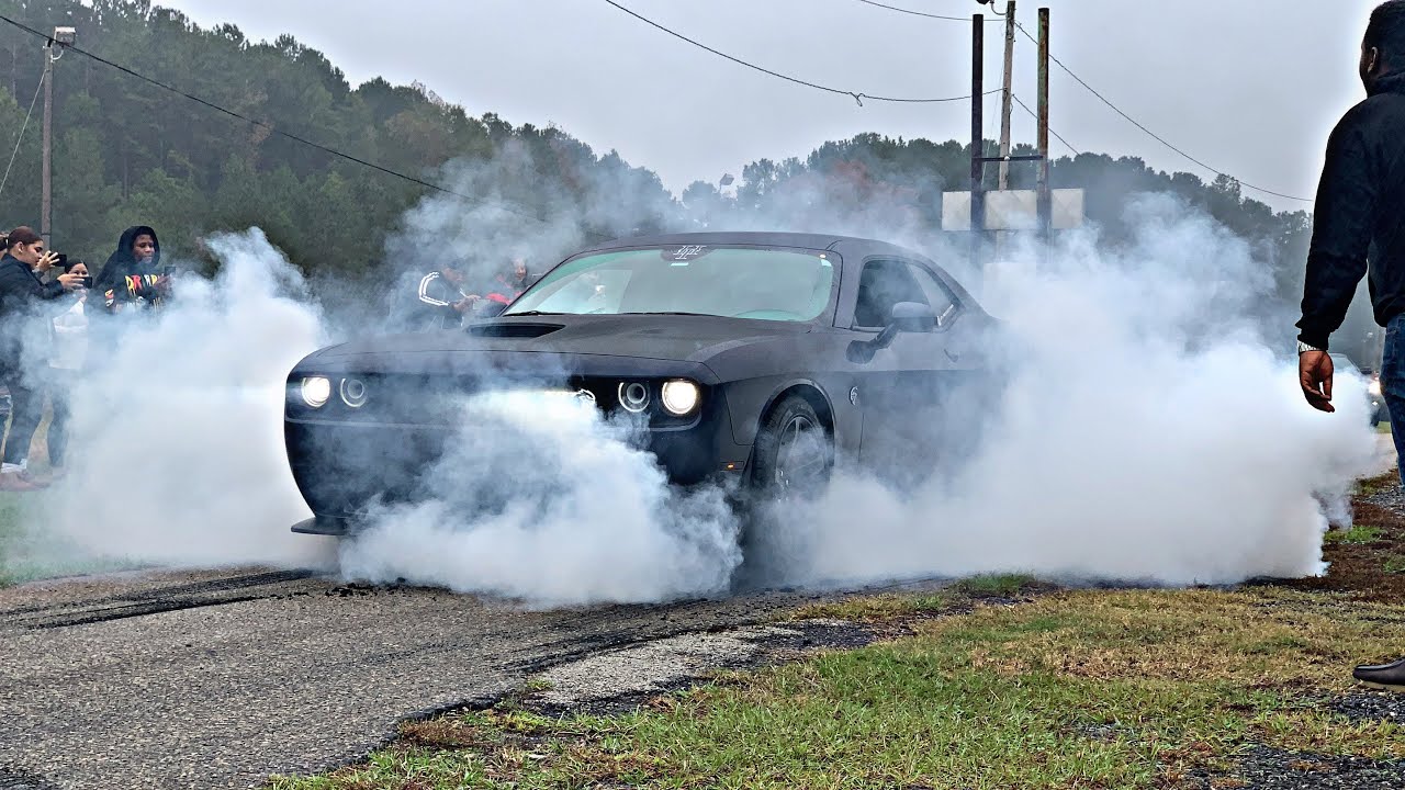 DODGE CHALLENGER HELLCAT INSANE BURNOUT - YouTube
