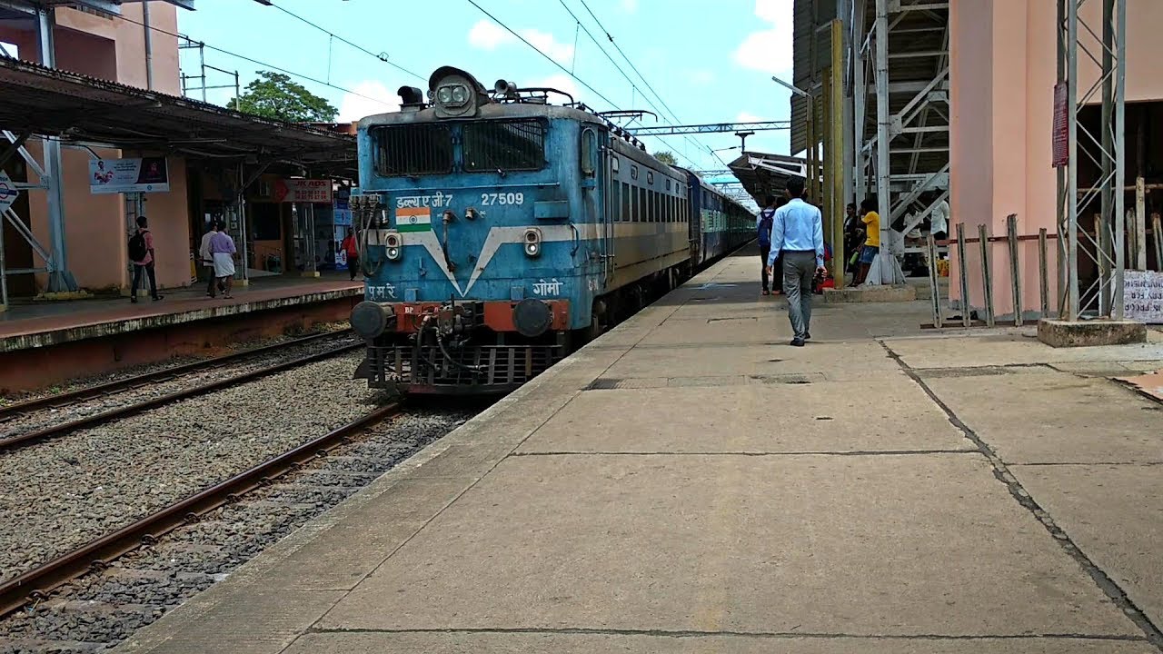 GMO WAG7 Punalur - Palakkad Palaruvi Express arrives Thrissur - YouTube