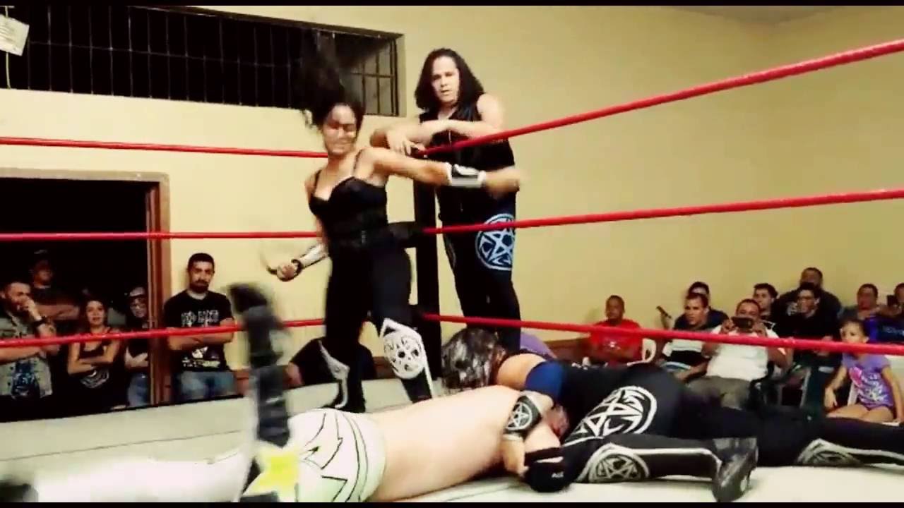 Correazos a Cristobal por Roxxy - YouTube