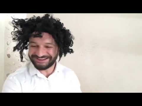 Her şeyi abartan kadın modeli /Aykut Elmas (Yemekten saç çıktı, kol saçı mı sırt saçı mı bilemedik!)