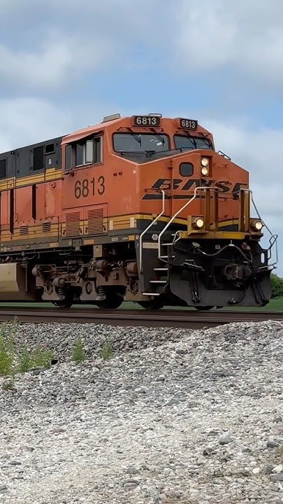 70 mph BNSF Z train flying east!! #bnsftrains #bnsfrailway #bnsf - YouTube