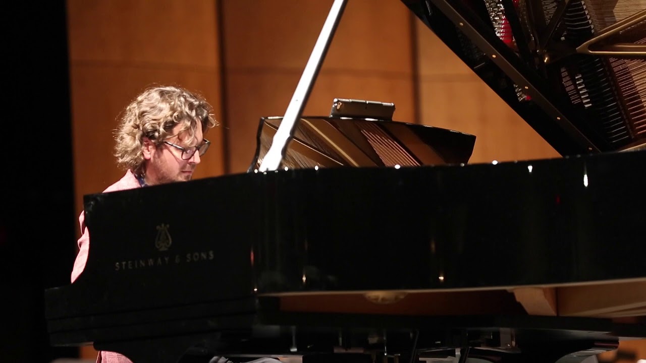Windsor born pianist Daniel Wnukowski performs for local students - YouTube