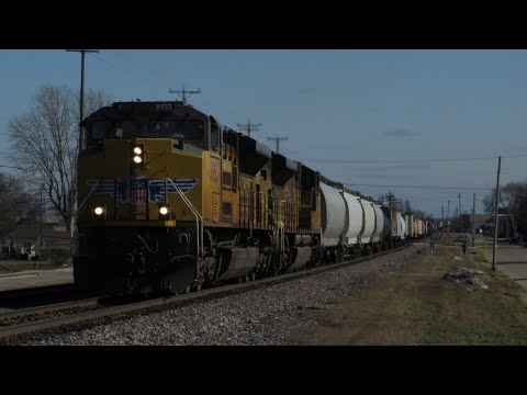 UP 8953 leads MCHAL past 60th Street on the Union Pacific Milwaukee Subdivision|2/10/24 - YouTube