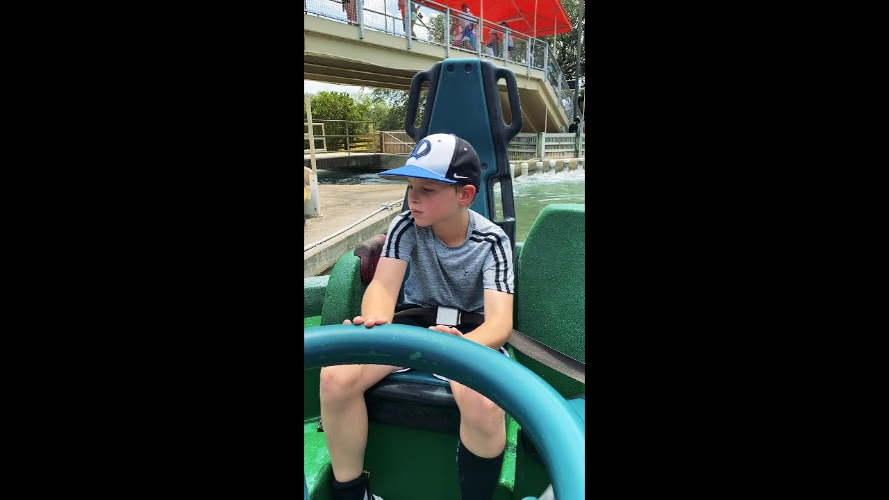 Kids get SOAKING WET on river rapids water ride at SeaWorld San Antonio ...