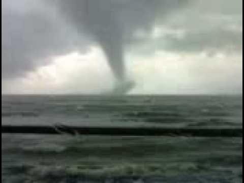 Tromba d'aria OSTIA 13/11/08, lungomare circoletto - YouTube