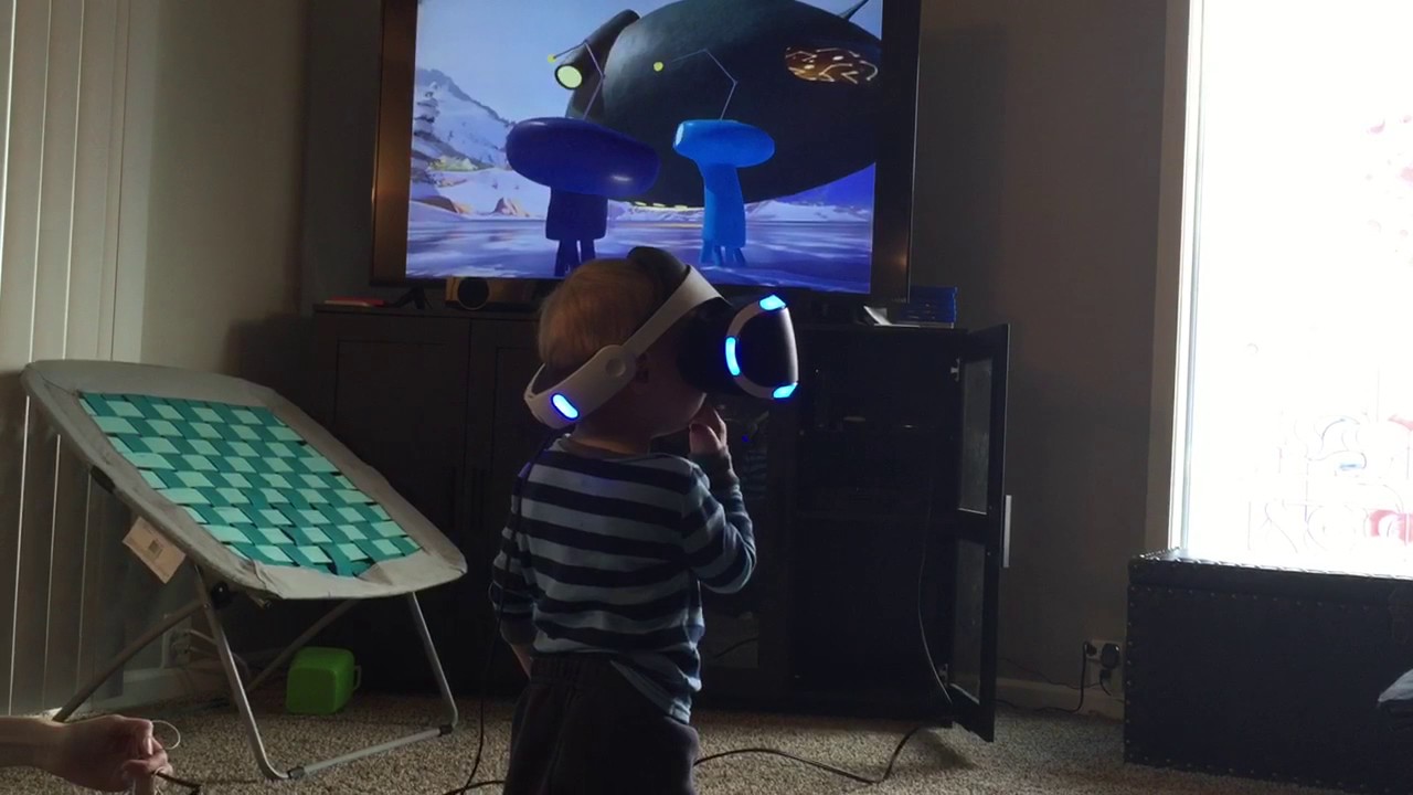 Baby using PlayStation VR - YouTube
