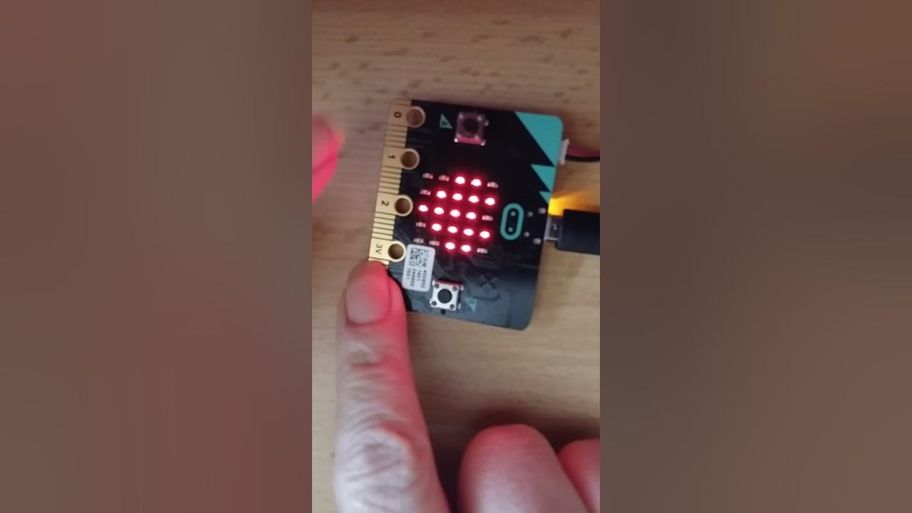 micro:bit programiranje tipki i pinova u Pythonu - YouTube