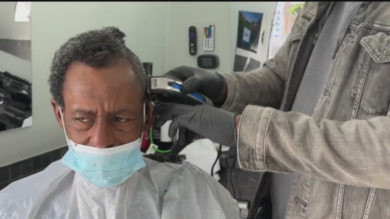 Mobile barbershop gives free haircuts to the homeless - YouTube