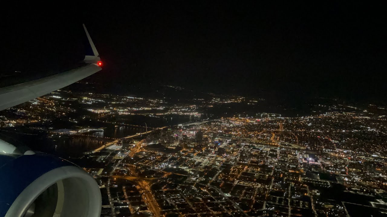 *Gateway Arch* scenic night arrival Delta Airbus A321 at Saint Louis ...