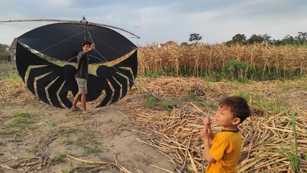 AKHIRNYA BIKIN LAYANGAN GAPANGAN BIG SIZE BLCK MIKI SPIDER 3,5 METER ...