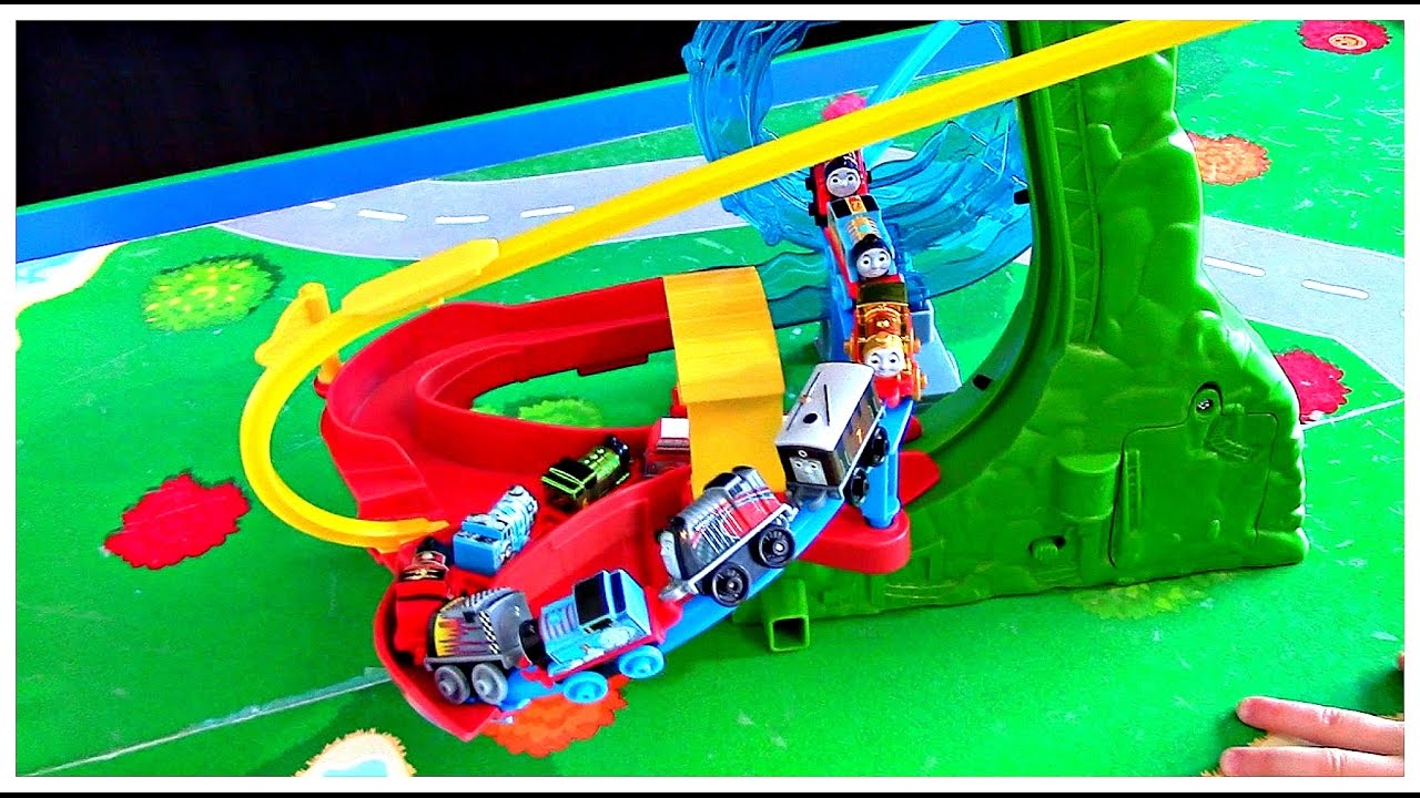 Thomas and Friends Minis Motorized Raceway Playtime | Playing with ...