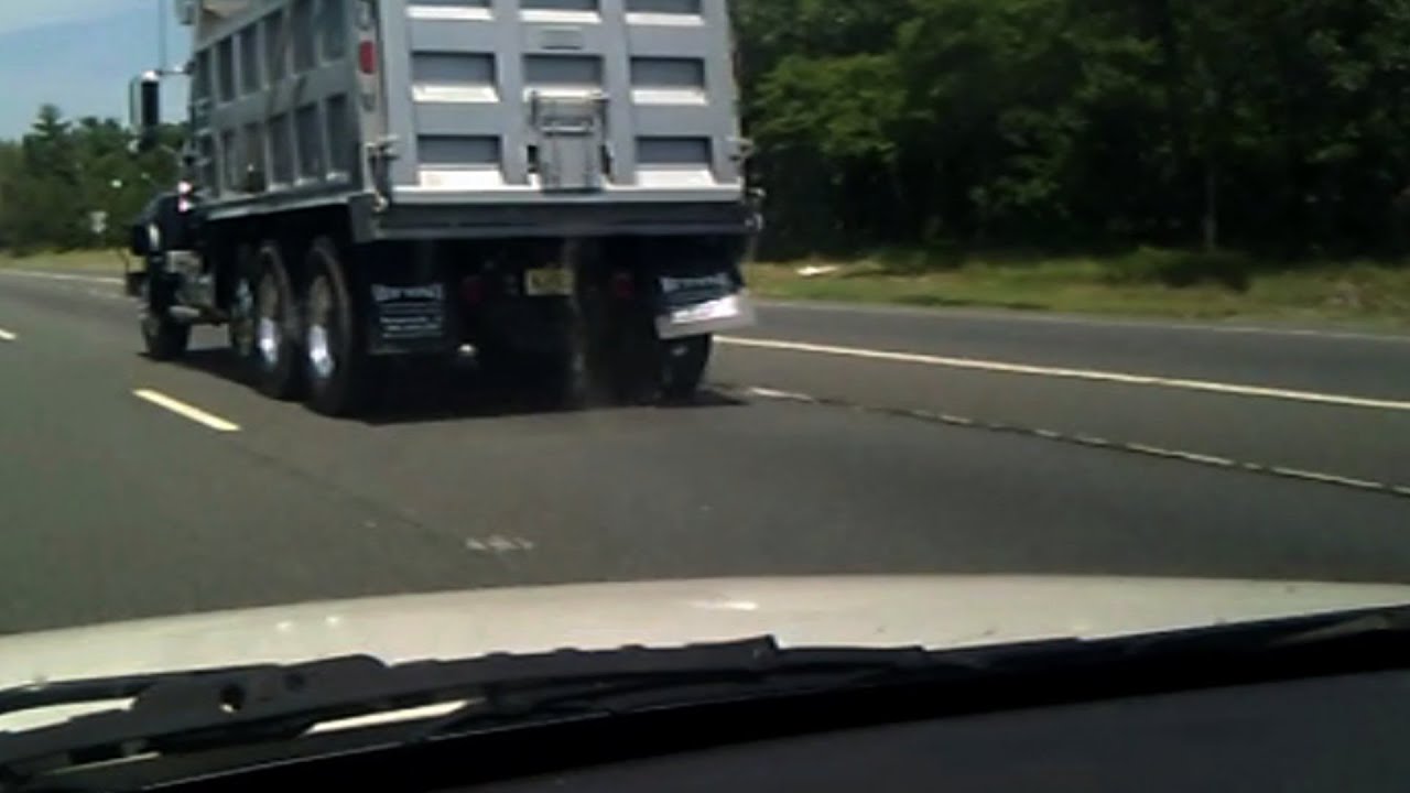 Bad trucker sand blasting cars - YouTube