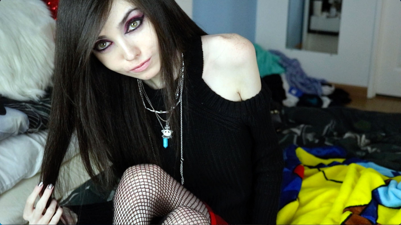 HOW TO GET A GUY TO FALL IN LOVE WITH YOU - YouTube