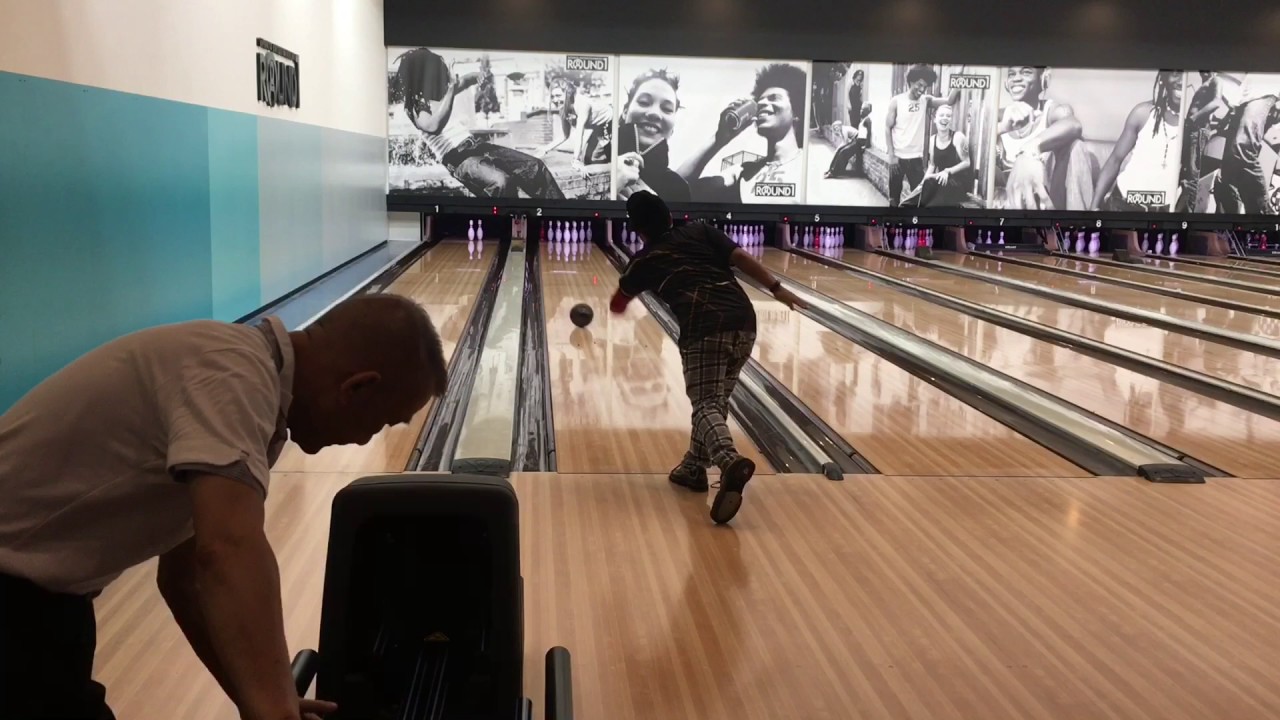 両手投げ ボーリング Round One Ginowan - YouTube