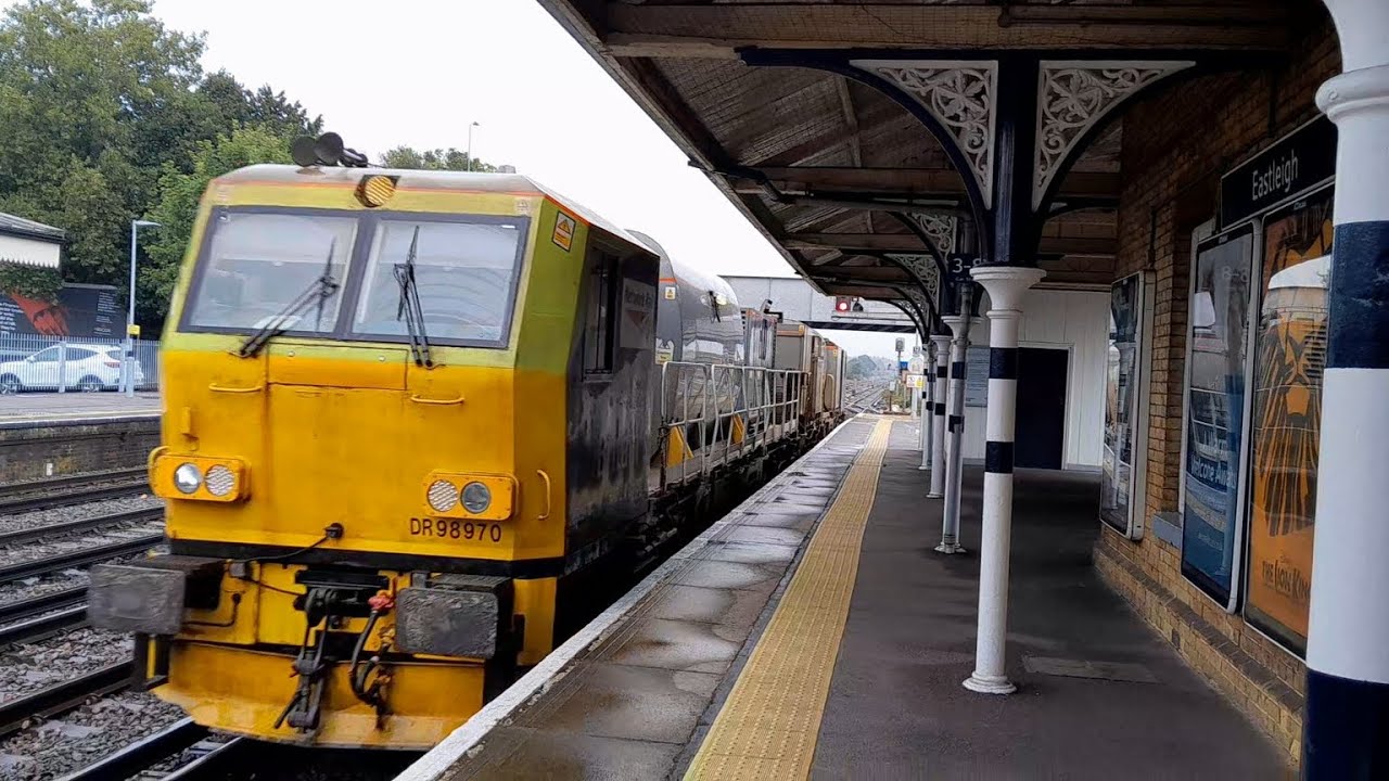 DR98970 and DR98920 passes Eastleigh from Totton yard to Totton yard ...