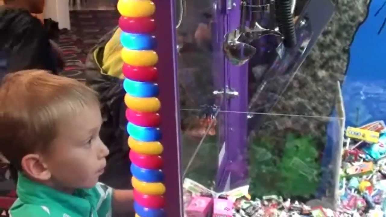 #6 WINNING at the claw machines! - YouTube