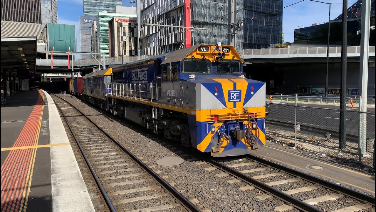 RailFirst VL351 & G515 Passes Through Southern Cross Station from ...