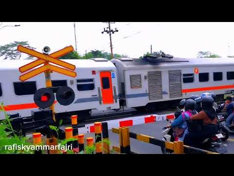 Palang Pintu Perlintasan Kereta Api | Railroad Crossing | Ka Bengawan | Febuari2024 - YouTube