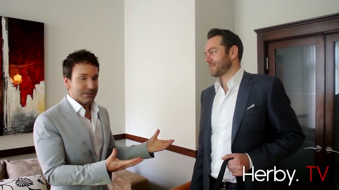 Maxime Rémillard offre à Éric Salvail quelques cadeaux de bienvenue à V ...