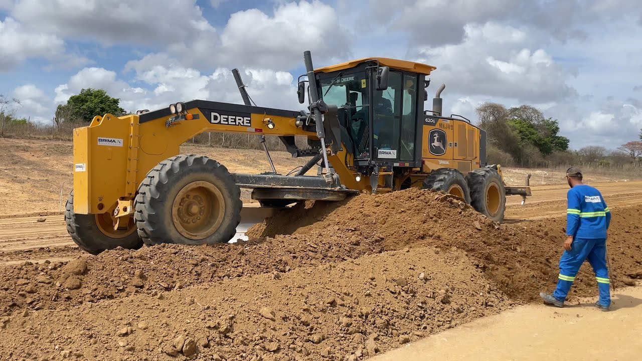 Duas Patrol John Deere 620G trabalhando na terraplanagem da pista de ...