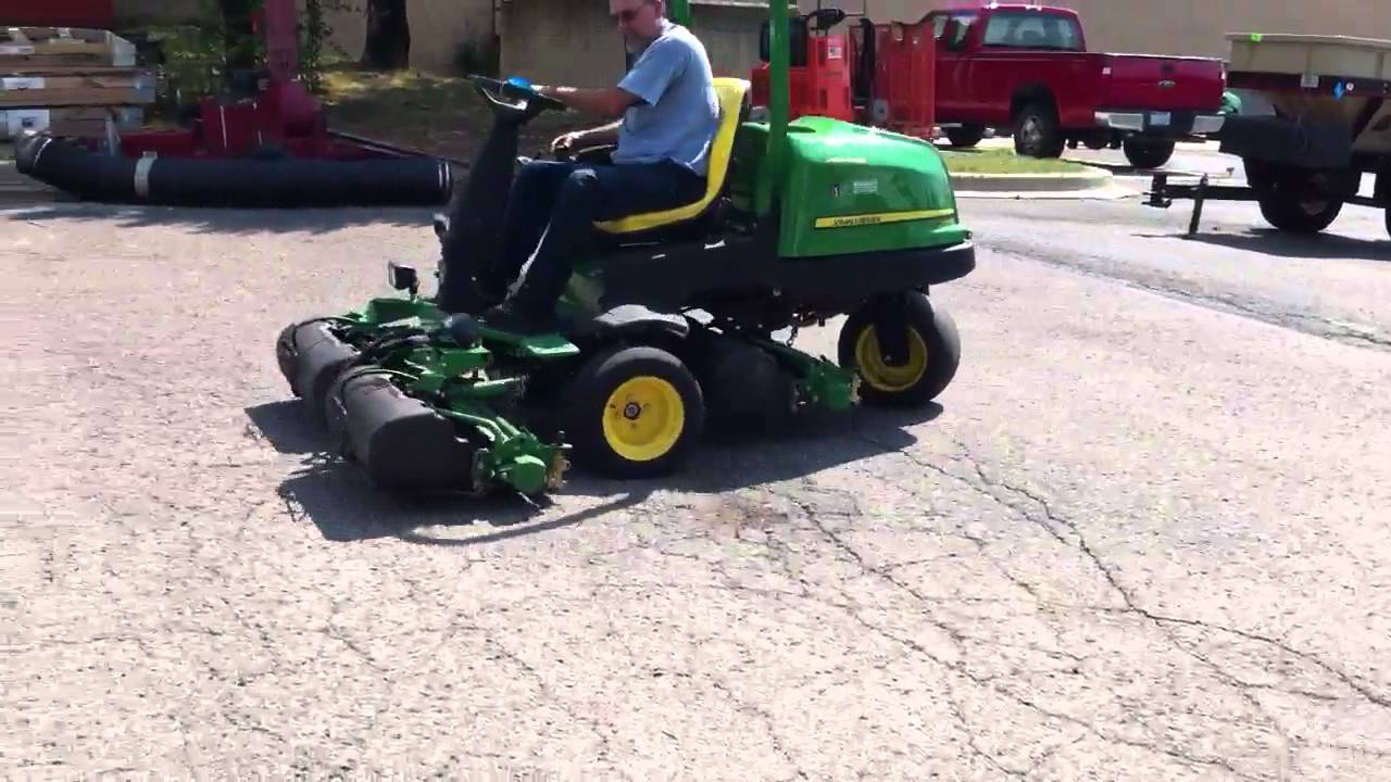 John Deere 2500B triplex riding greens/ tee mower - YouTube