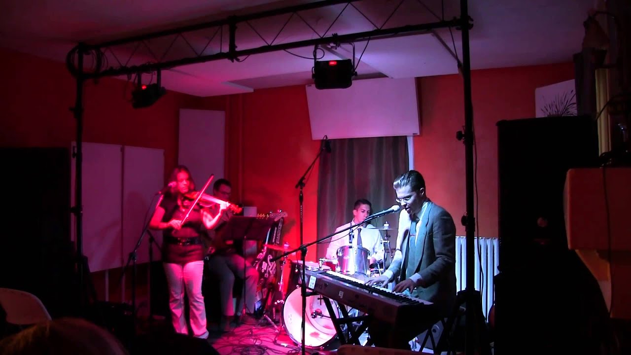 Lewis Knudsen performs "Cost of Living" live at Cà d'Zan House Concerts ...