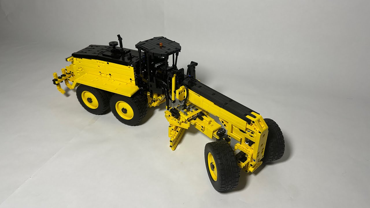 Caterpillar 18M3 Grader out of Lego Bricks - YouTube