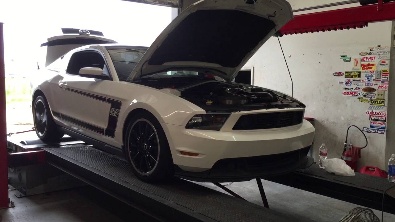 Boss 302 getting dying tuned with a 200 shot of nitrous - YouTube