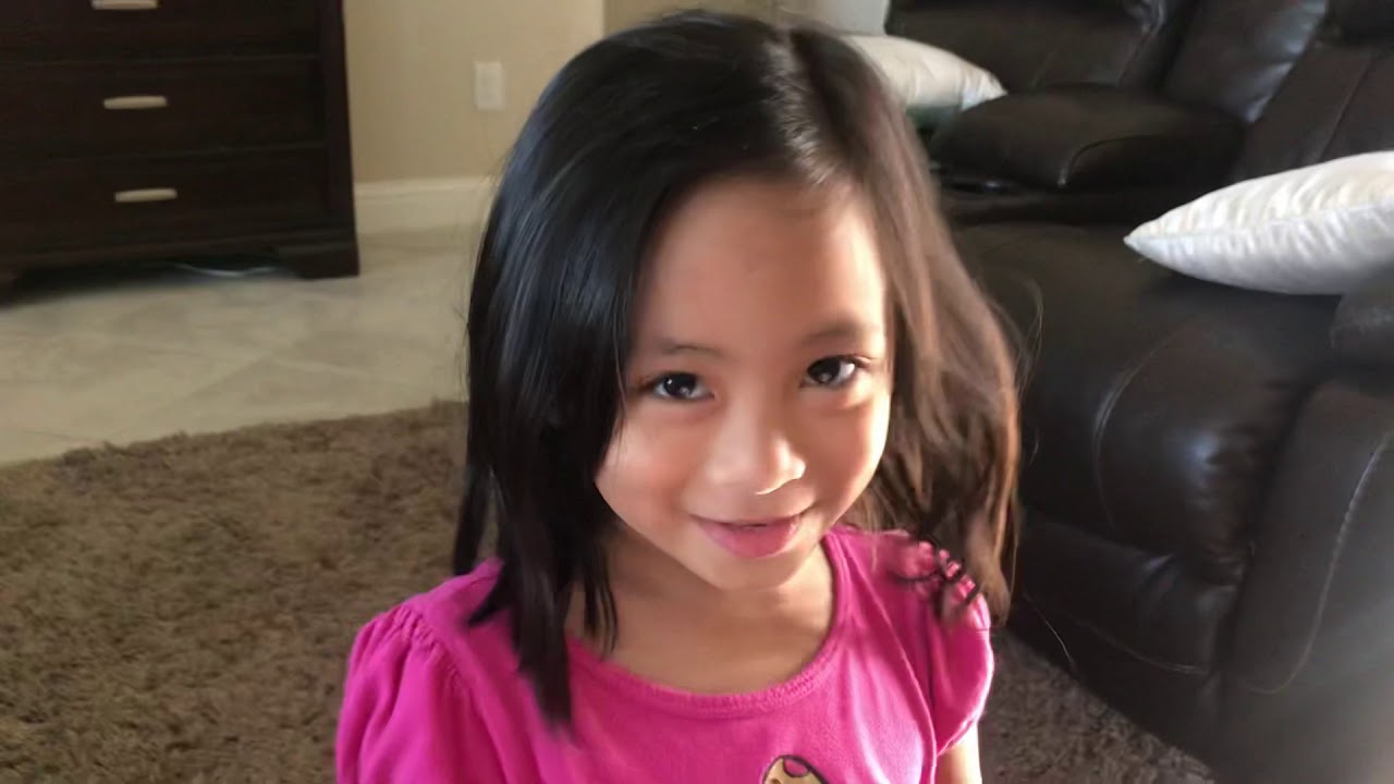 Elle&Max knows how to use photobooth app in their iPad - YouTube