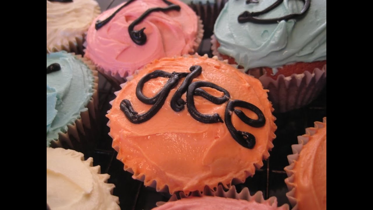 Glee Cup Cakes - Glee Party Food! - YouTube