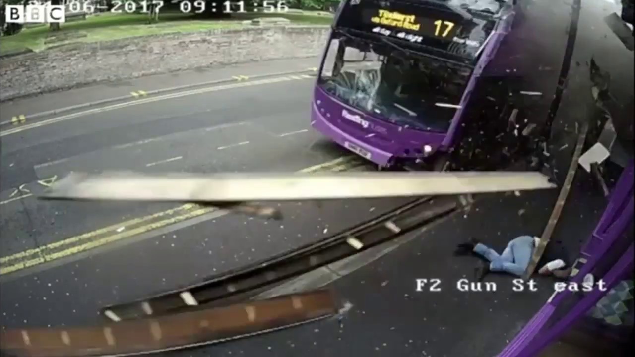 Hombre golpeado por autobús en Reading, Inglaterra || Man hit by bus in ...