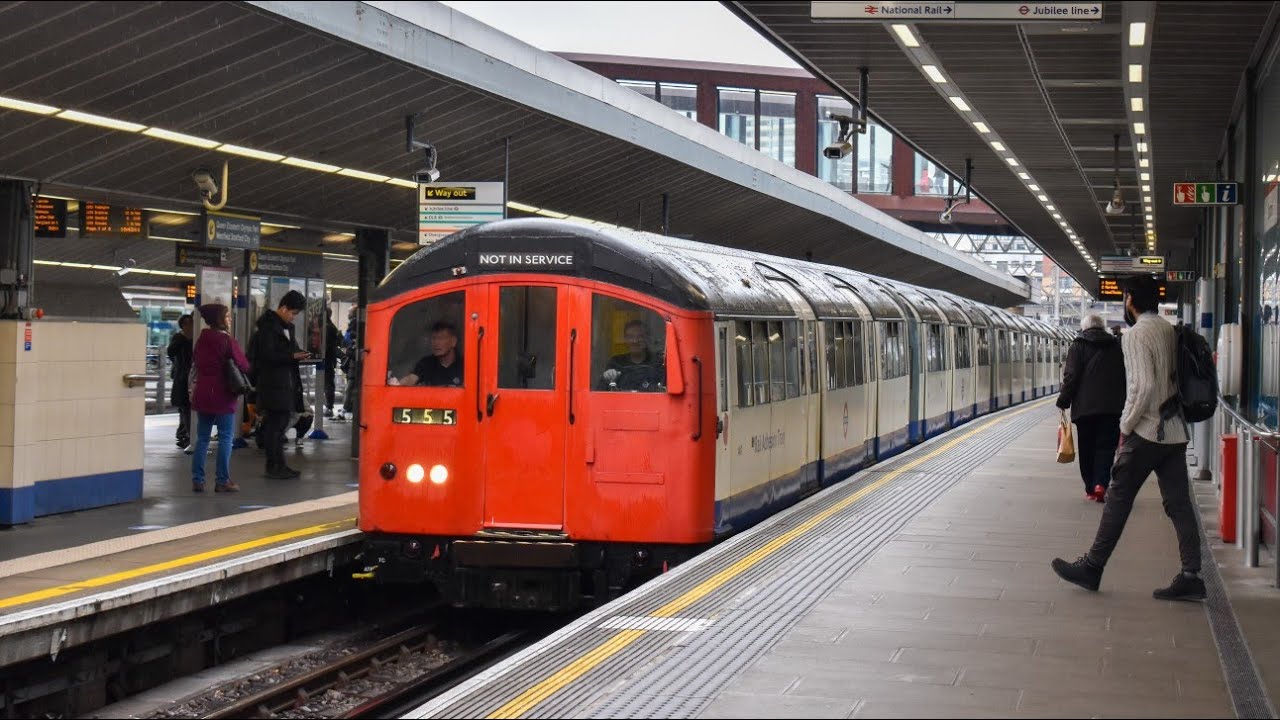 London Underground Central Line 1962 Stock 8 Car RAT passing Stratford ...