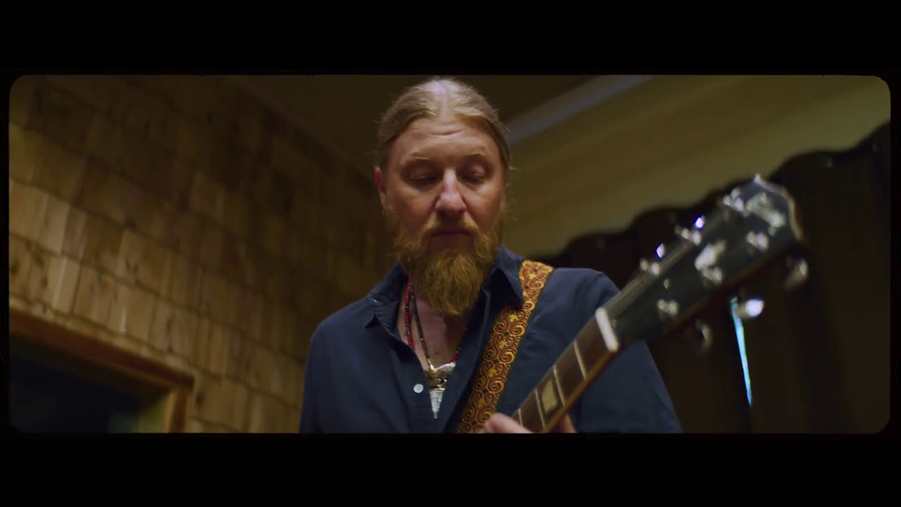 Derek Trucks of Tedeschi Trucks Band Performs the National Anthem ...