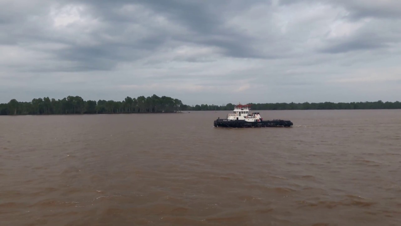 Pelayaran Kapal Tugboat KSA-50 Melintang Sungai Barito Banjarmasin ...