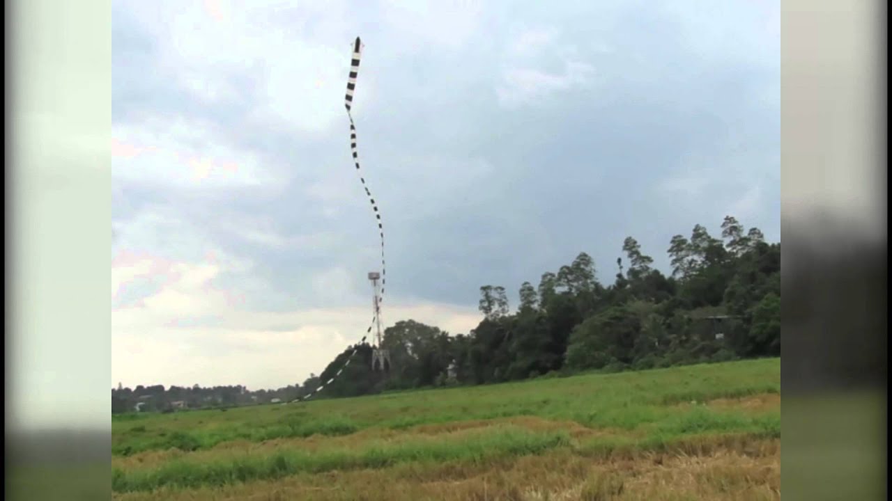 Snake Kite (2425 FEET) - YouTube