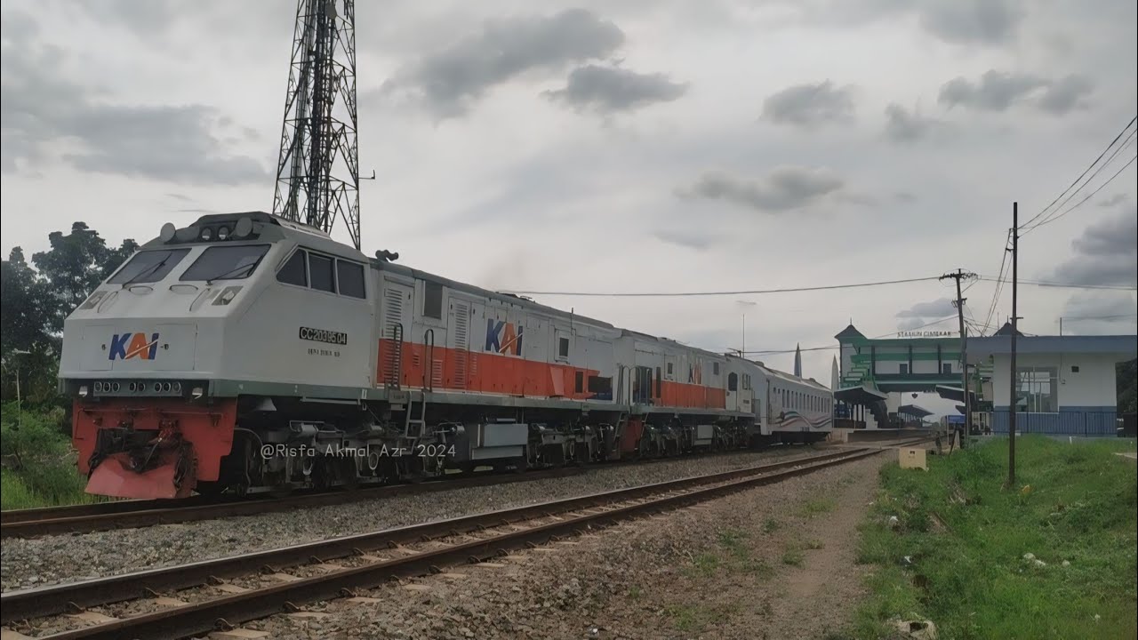 Kereta Luar Biasa ini unik karna double traksi dan membawa 1 eksekutif ...