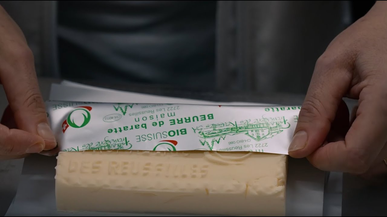 Bio-Butter aus Bio-Milch - Fromagerie des Reussilles - YouTube