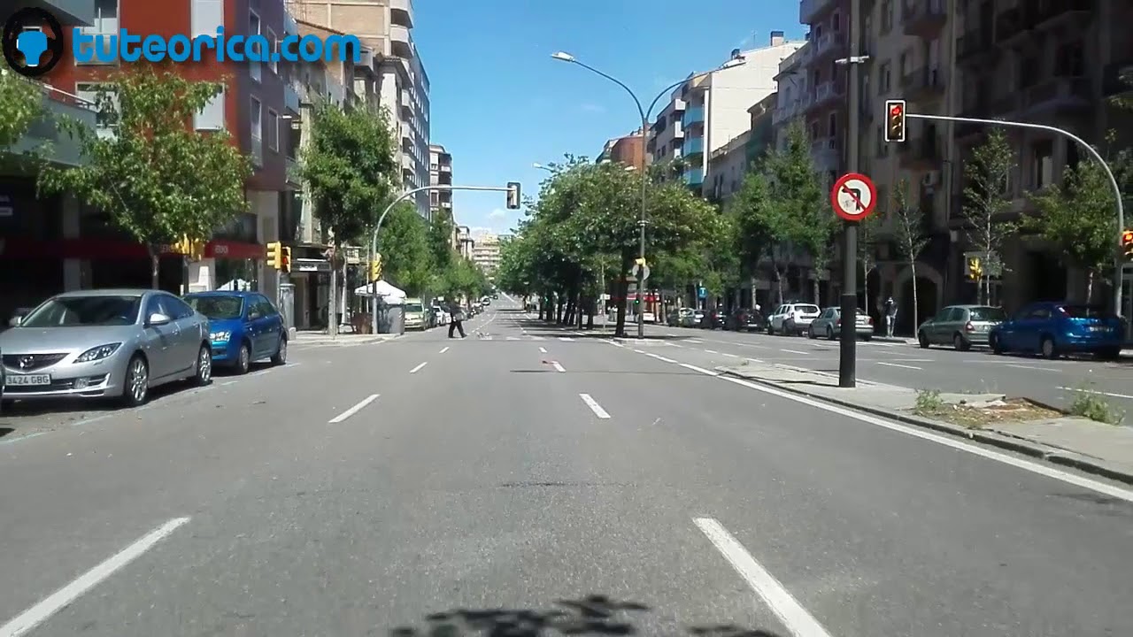 Circulación por carril central en vía urbana - YouTube
