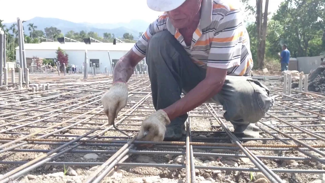 Atando varillas de acero - YouTube