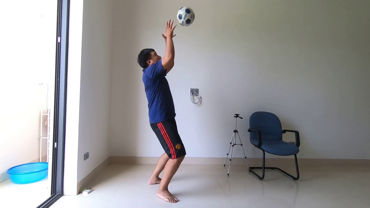 Techniques in basic football lectures - YouTube