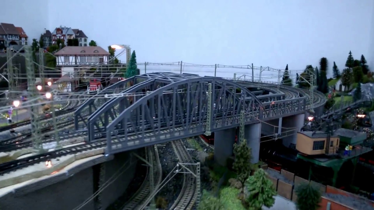 Märklin 37098 BR 85 auf schöner Märklin H0 Anlage - YouTube