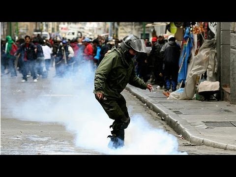 Bolivya'da grevdeki işçiler polisle çatıştı