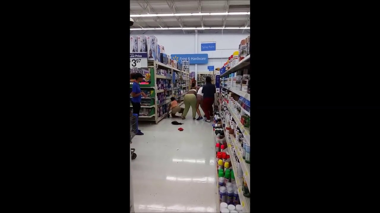 Girls fighting in Walmart - YouTube