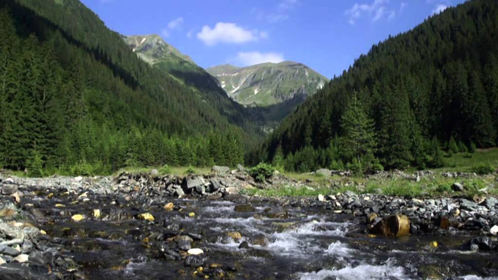 Trupa CALEnDAR - Un munte aşternut (cantece de munte) - YouTube