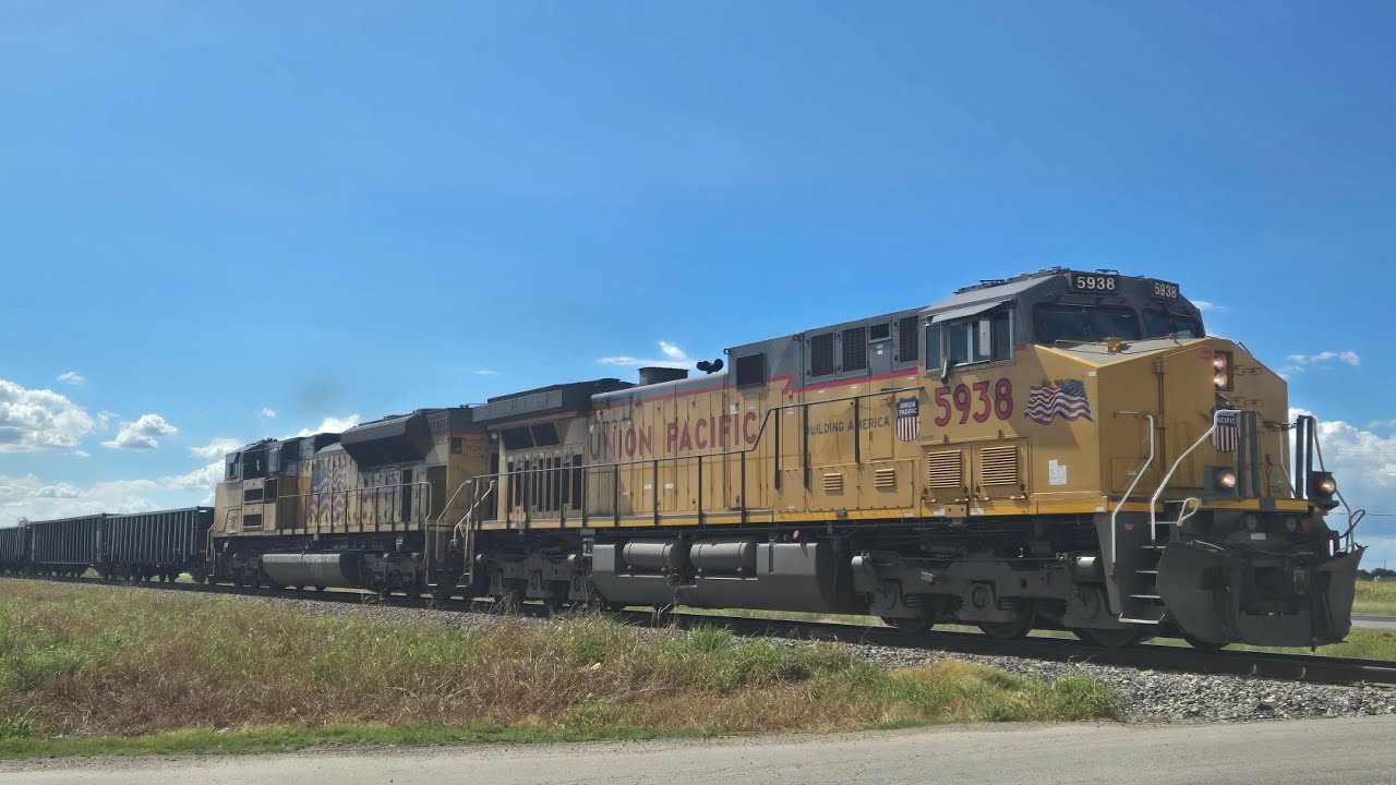 Union Pacific 5938 leads a northbound mixed freight through Hutto Texas ...