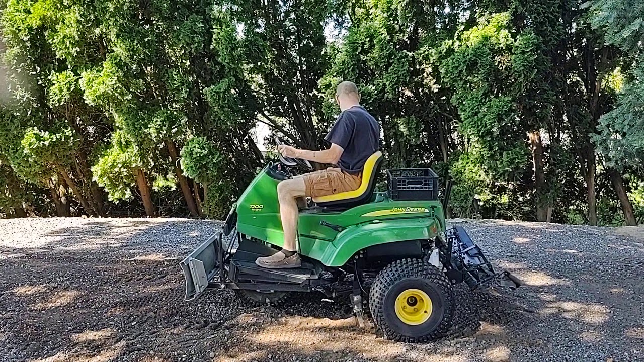 John Deere 1200 sand bunker rake - YouTube