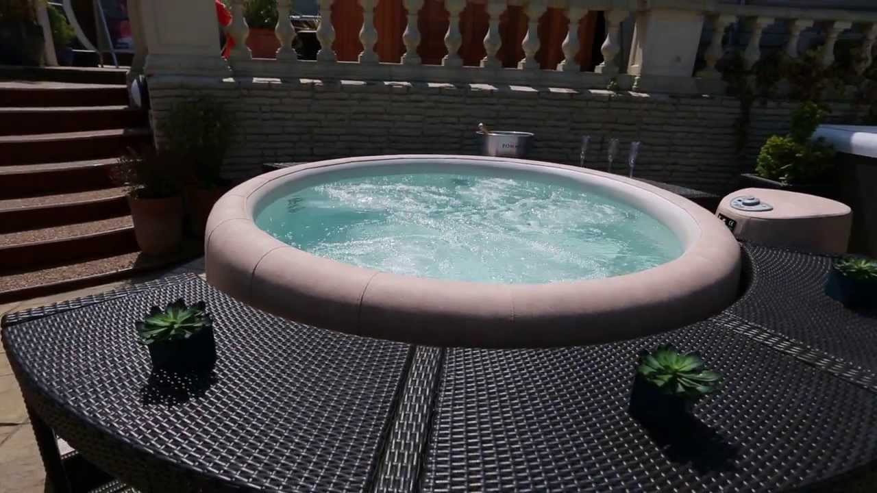 Softub in Action in our showroom - YouTube